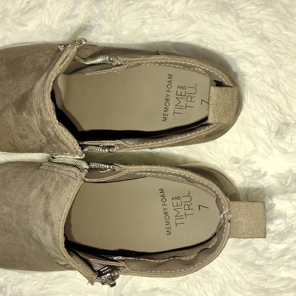 Time and Tru | Shoes | Time And Tru Sz 7 Zip High Top Suede Sneakers W ...